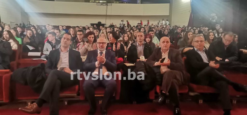 /VIDEO/ Nagrađeno 120 učenika generacije u TK, nadležni prepoznali trud i zalaganje - RTV SLON