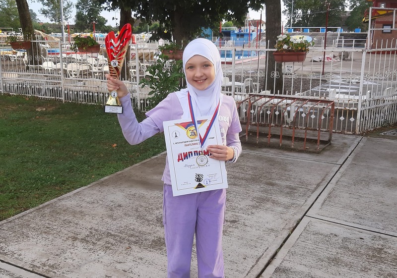 Vlada TK: Pet hiljada KM za odlazak mlade šahistkinje Merjem Džafić na ...