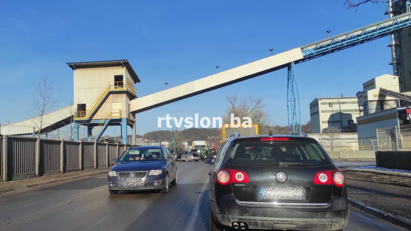 Saobraćajna nezgoda na ulazu u Lukavac - RTV SLON