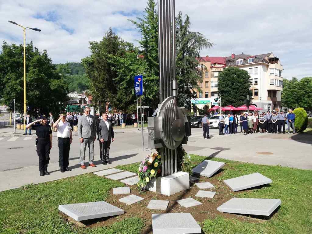 Dan policije TK: Odata počast poginulim pripadnima policije - RTV SLON