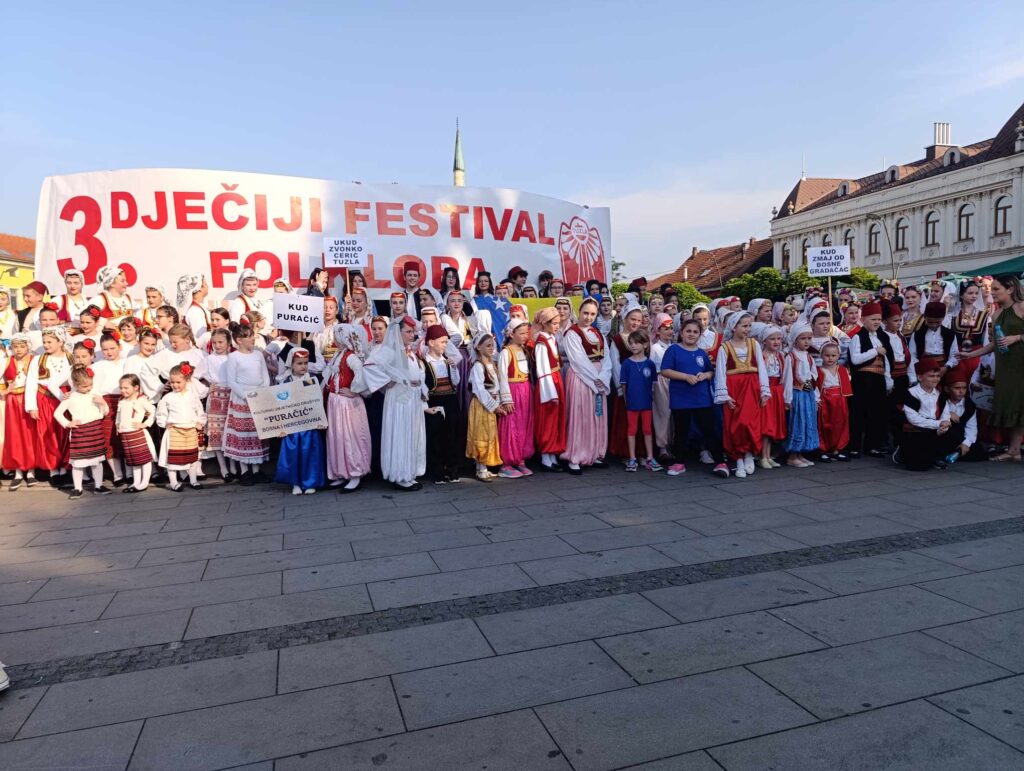 /FOTO/ Tuzla: Dječiji festival folklora okupio stotinu mališana iz BiH ...