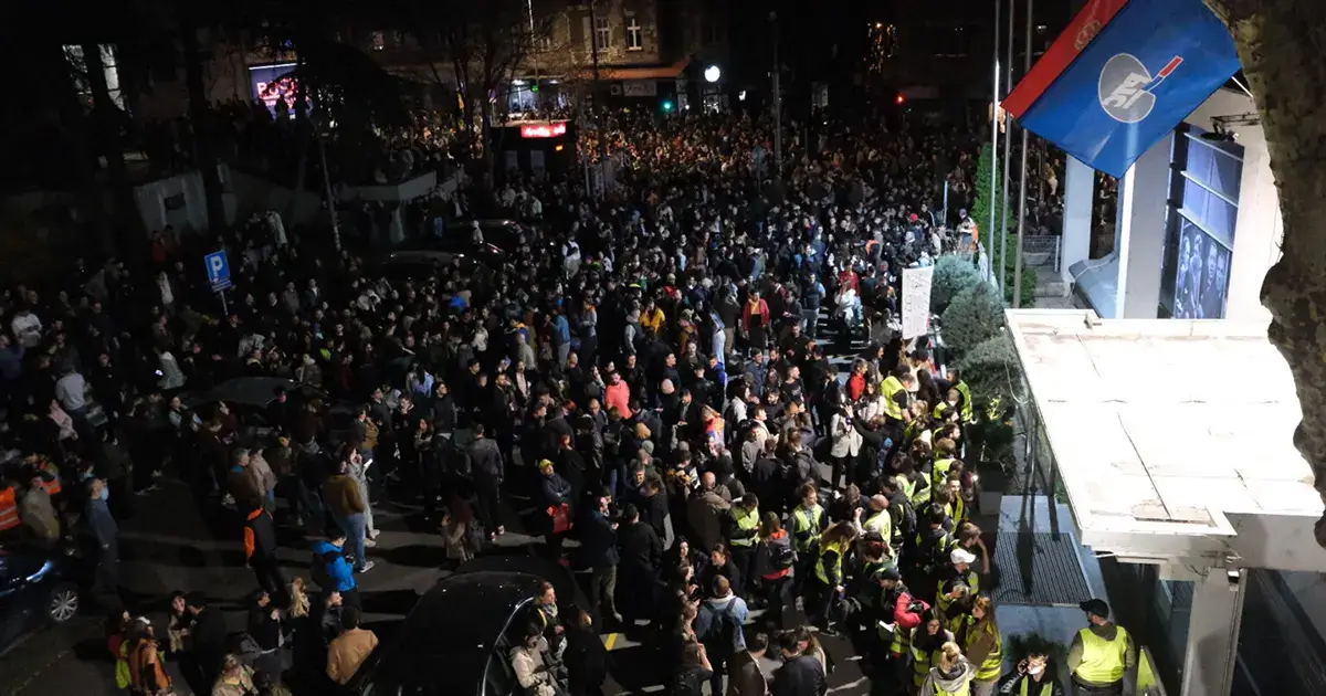 Studenti u Srbiji blokirali zgradu RTS-a, sukobili se sa policijom - RTV SLON